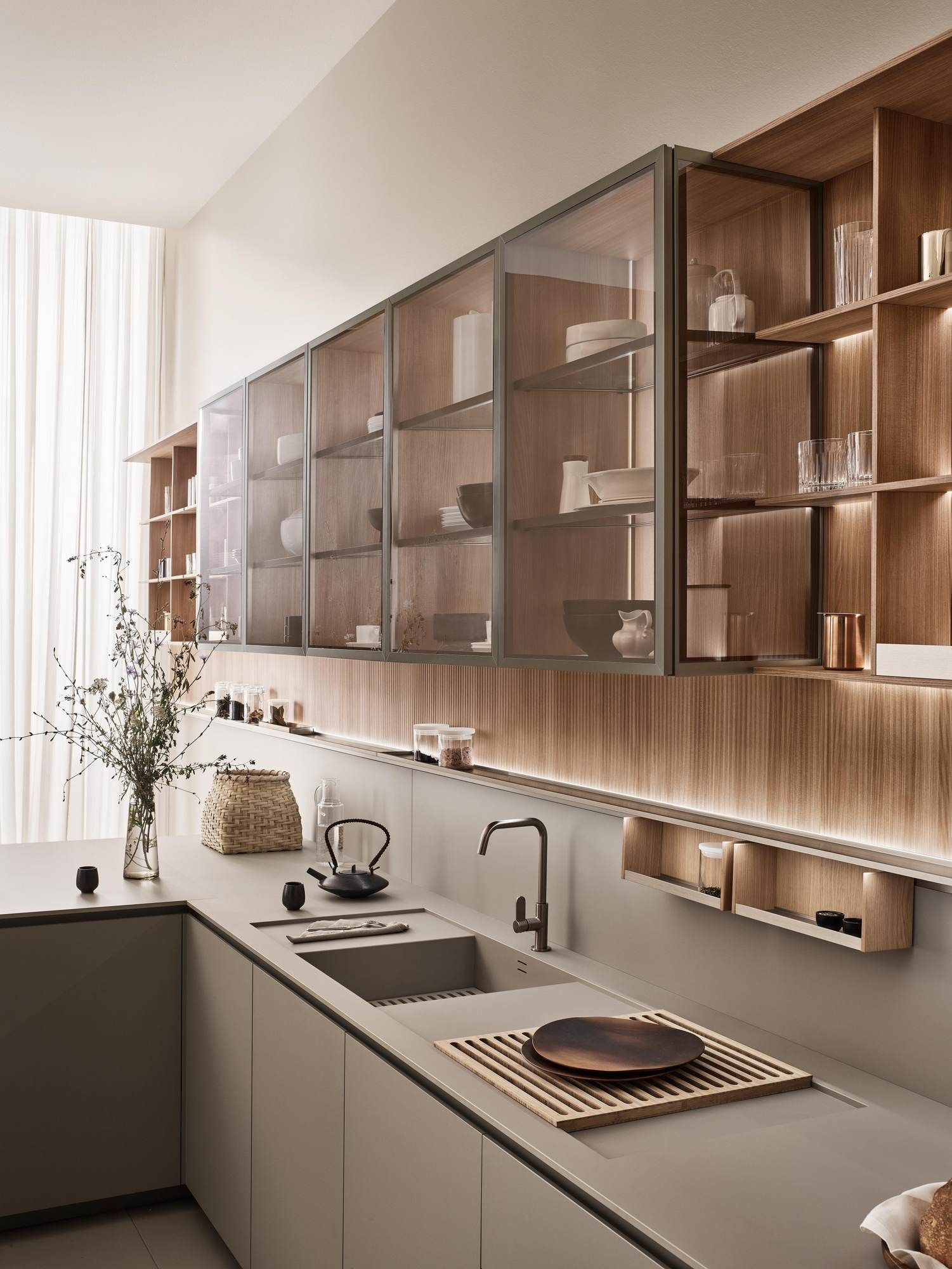 SIGN Kitchen with peninsula By ERNESTOMEDA | design Giuseppe Bavuso