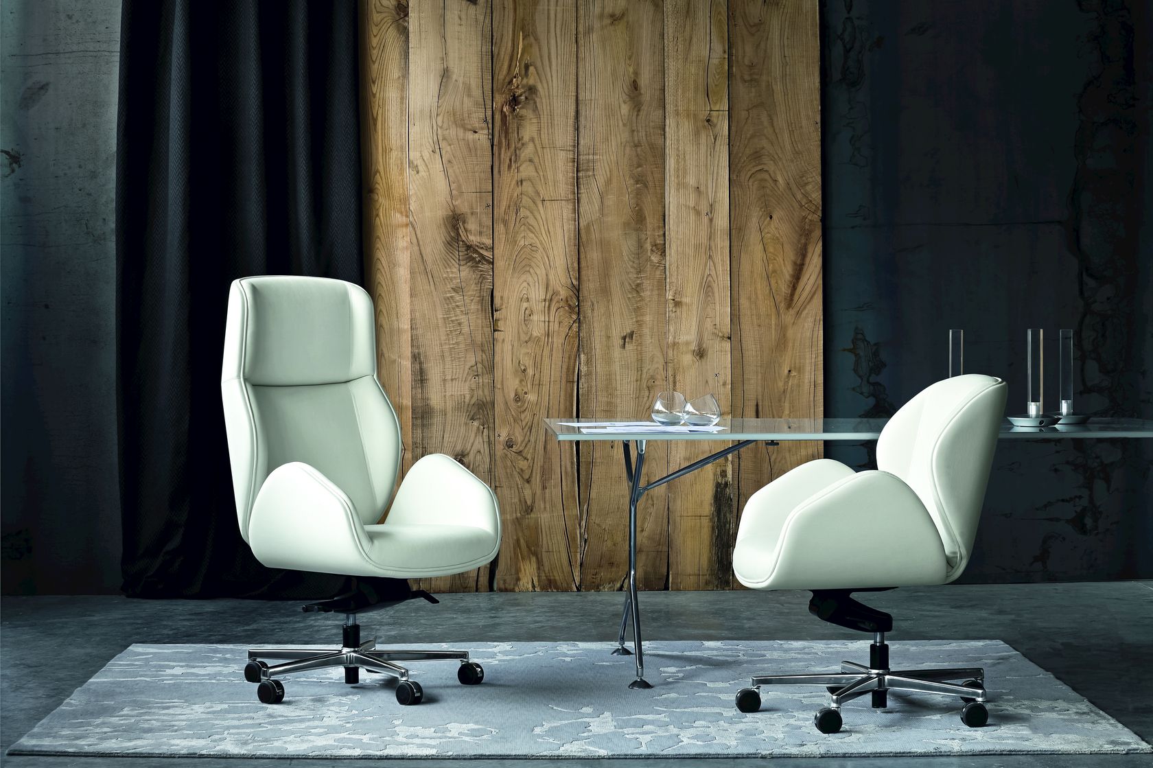 SUONI EXECUTIVE Swivel office chair with armrests By VAGHI