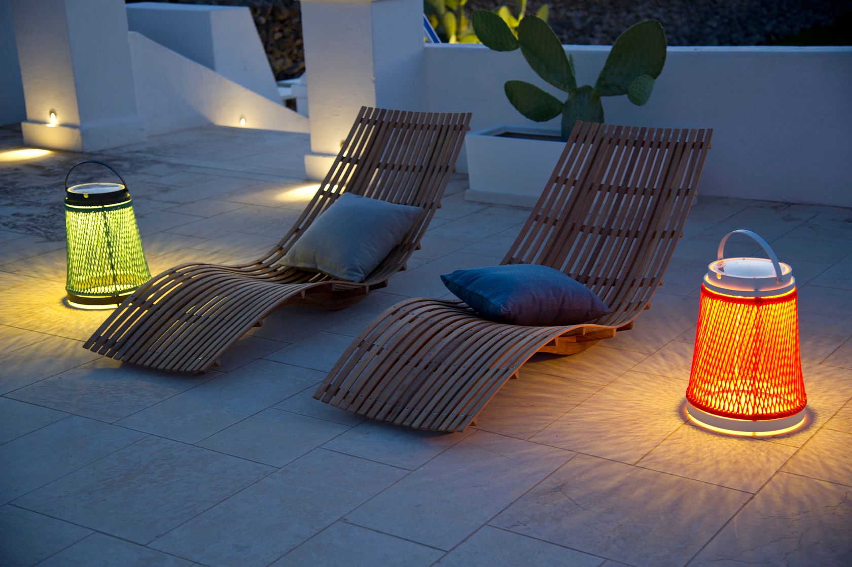 SWING Stackable teak sun lounger By Unopiù