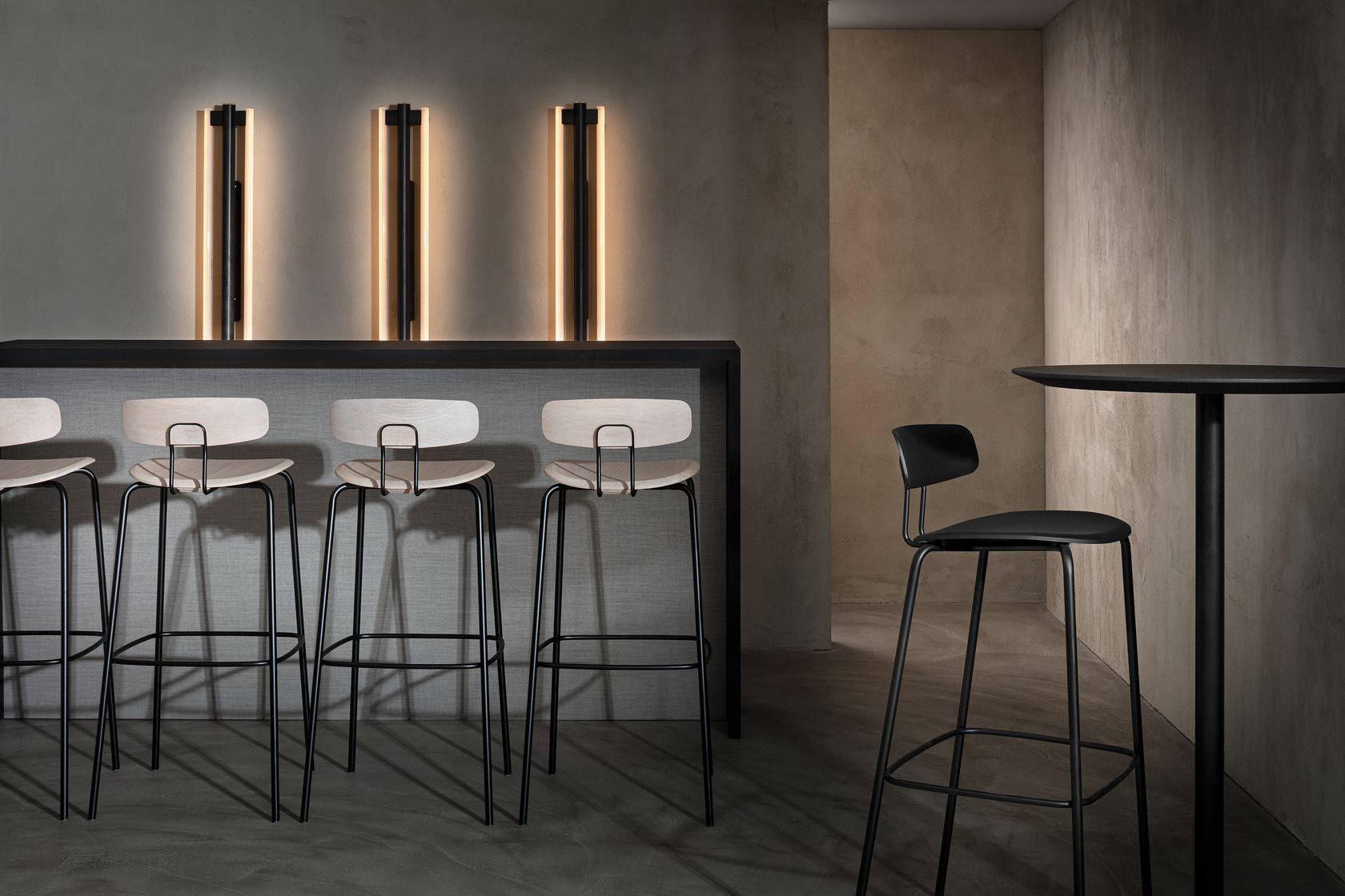 Round solid wood high table VERMU HIGH By ZEITRAUM