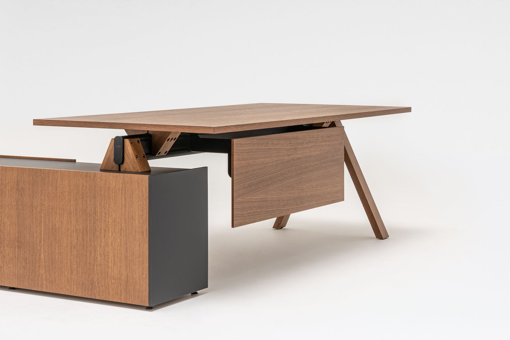 VIGA Sectional L-shaped wooden office desk with shelves By MDD | design YONOH