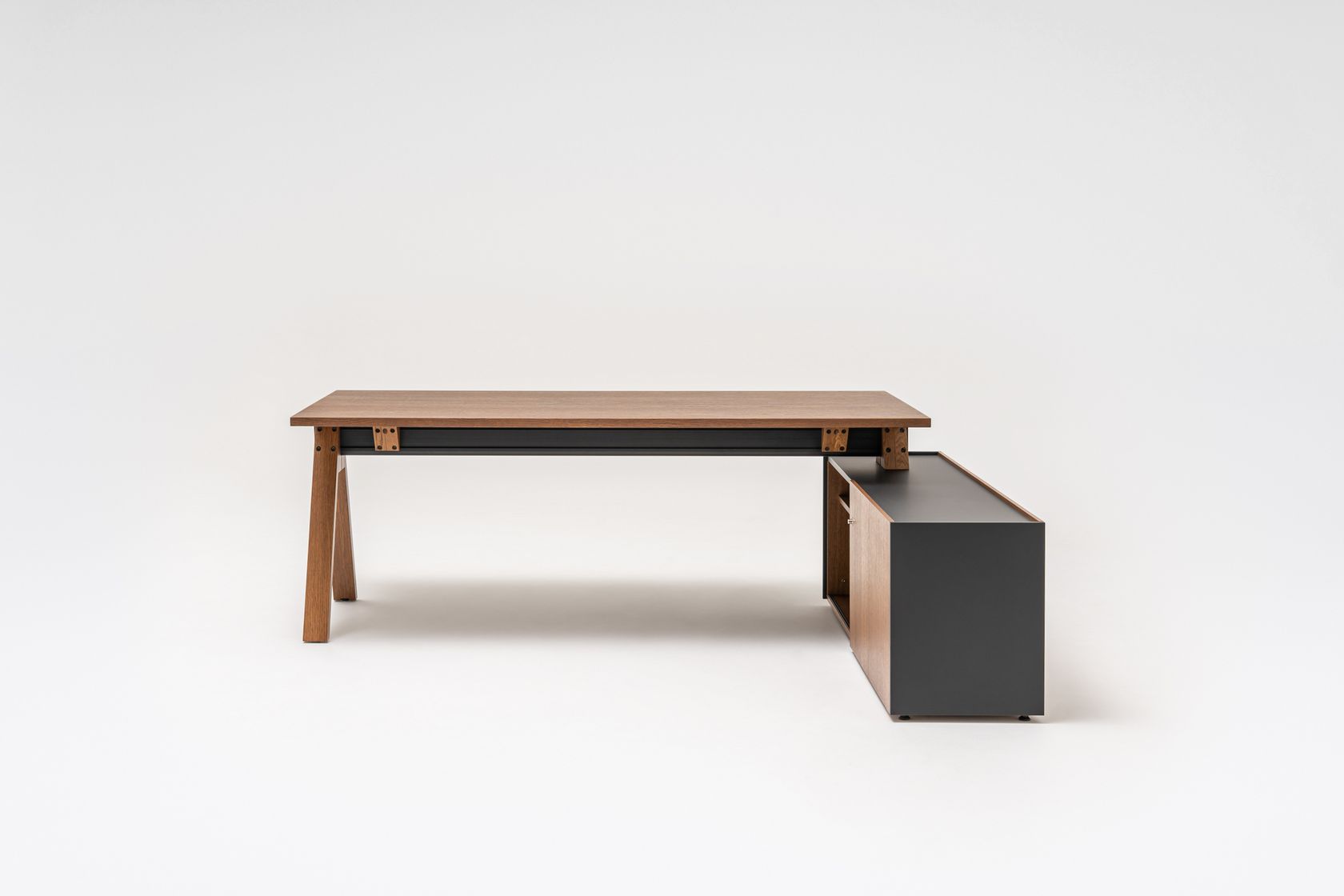 VIGA Sectional L-shaped wooden office desk with shelves By MDD | design YONOH