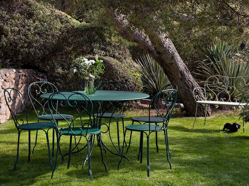 1900 | Round table By Fermob