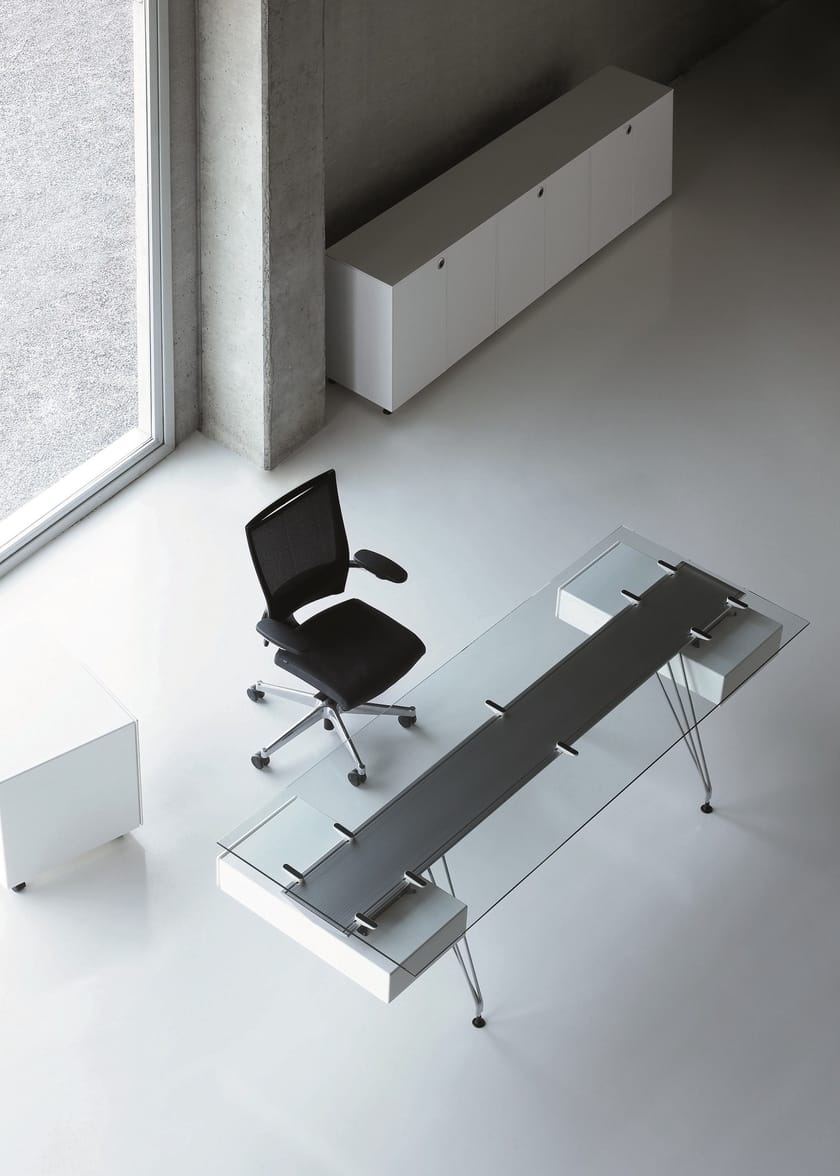 A1 DIRECTIONAL | Glass office desk By BK Contract design Gabriel Teixidó
