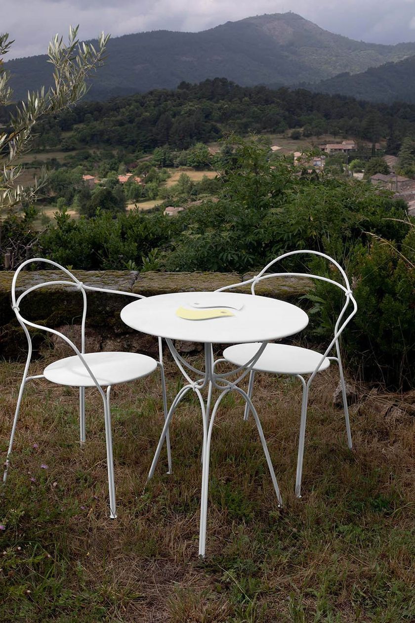 AIRLOOP Round steel garden table By Fermob | design Frédéric Sofia
