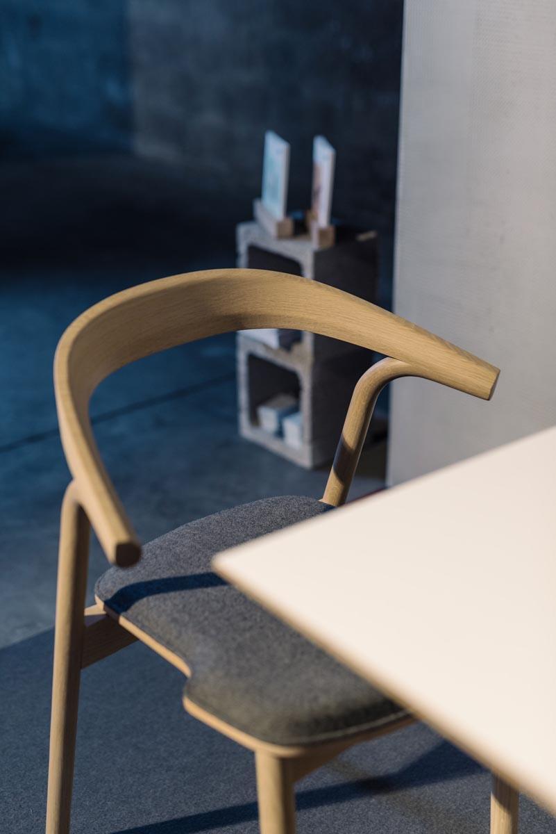 MAKIL Sedia impilabile in rovere con cuscino integrato By ALKI