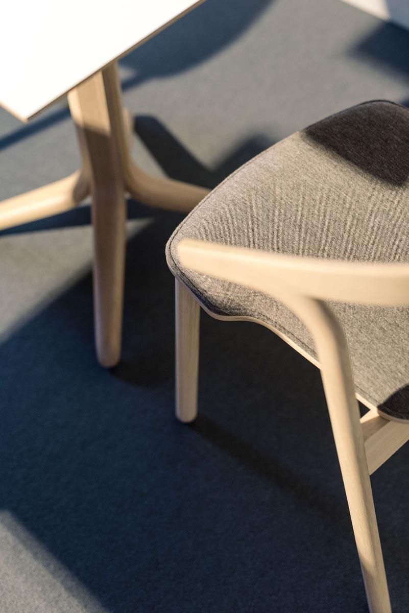MAKIL Sedia impilabile in rovere con cuscino integrato By ALKI