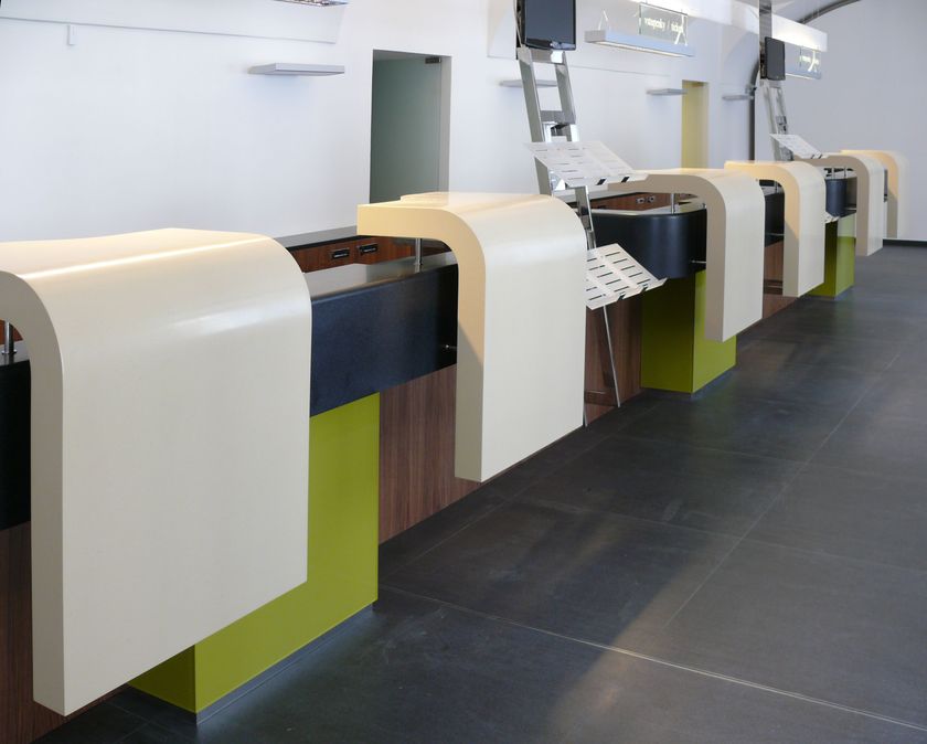 Banque d'accueil en Corian® Banque d'accueil By AMOSDESIGN