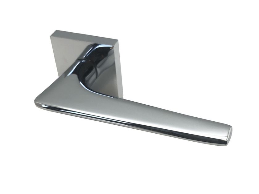 Chrome-plated Zamak door handle with polished finishing ANDREA By KATCHMEE