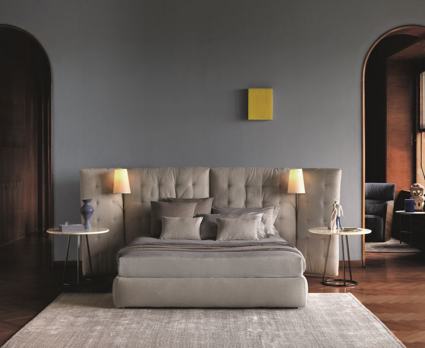 ANGLE PARAVENTO Bed with high headboard By Flou