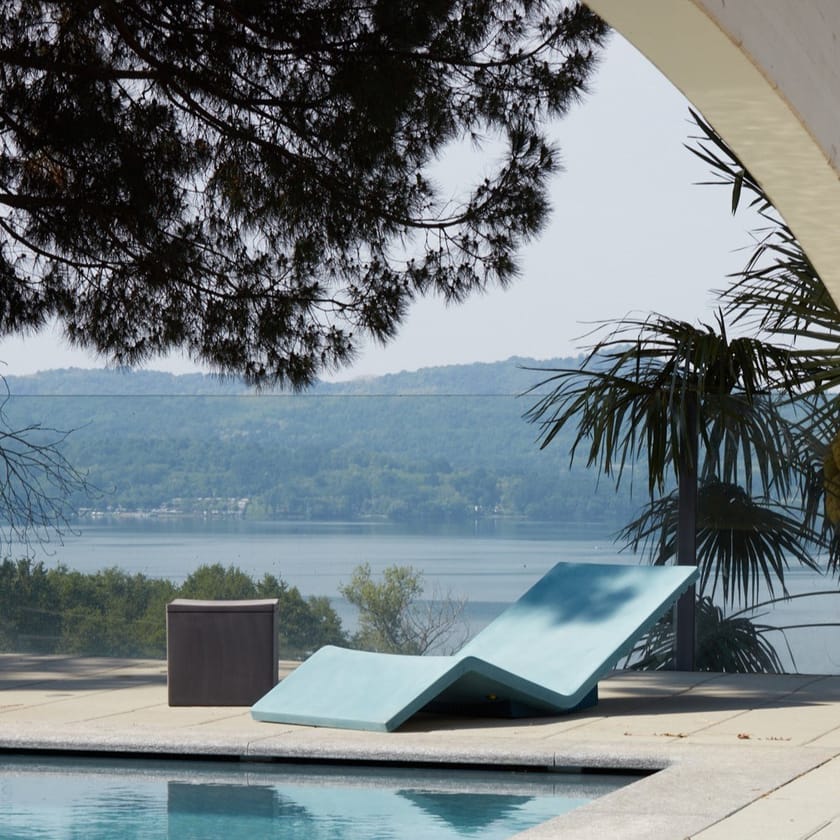 AQUA LOUNGER Set di lettini da giardino in polietilene By Serralunga | design Marc Sadler