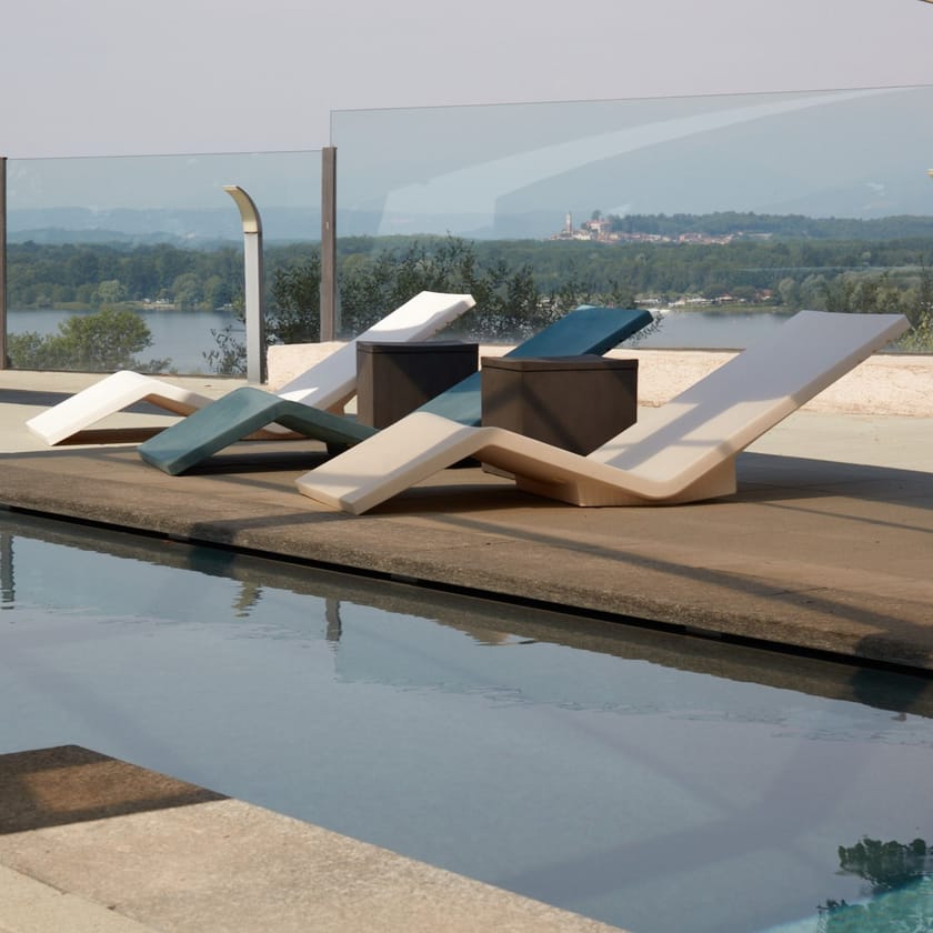 AQUA LOUNGER Set di lettini da giardino in polietilene By Serralunga | design Marc Sadler