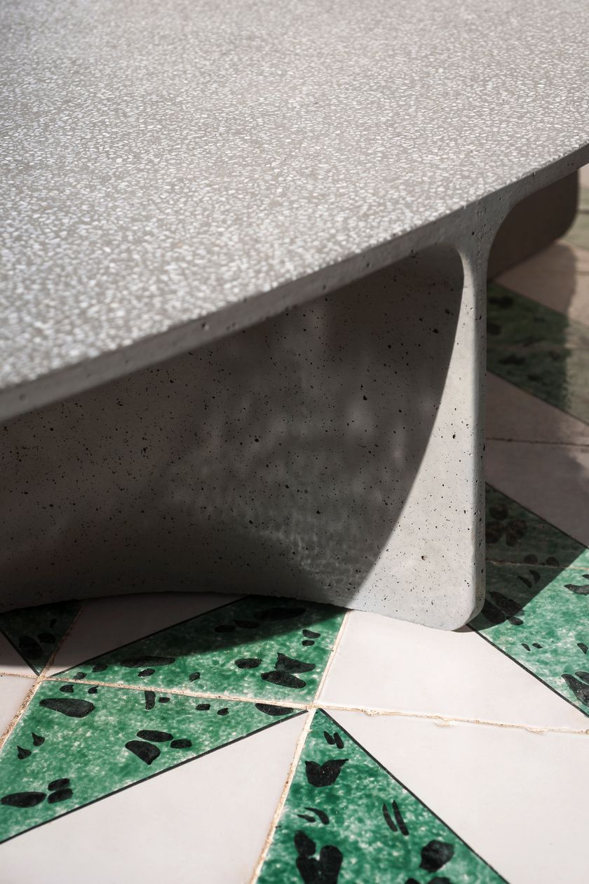 Tables basses de jardin ovale en ciment ASPIC 003 Collection Aspic By RODA design Gordon Guillaumier