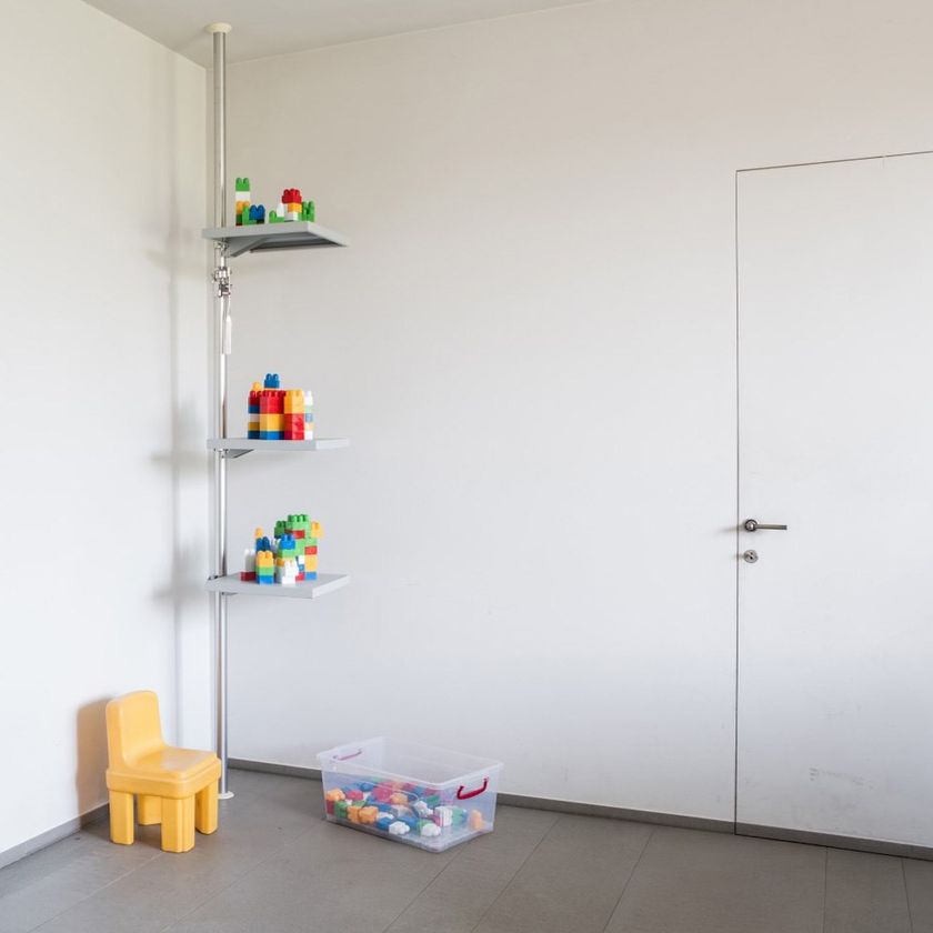 Floor-ceiling mounted Anodized aluminium bookcase AUDREY AUTOPOLE By ALU