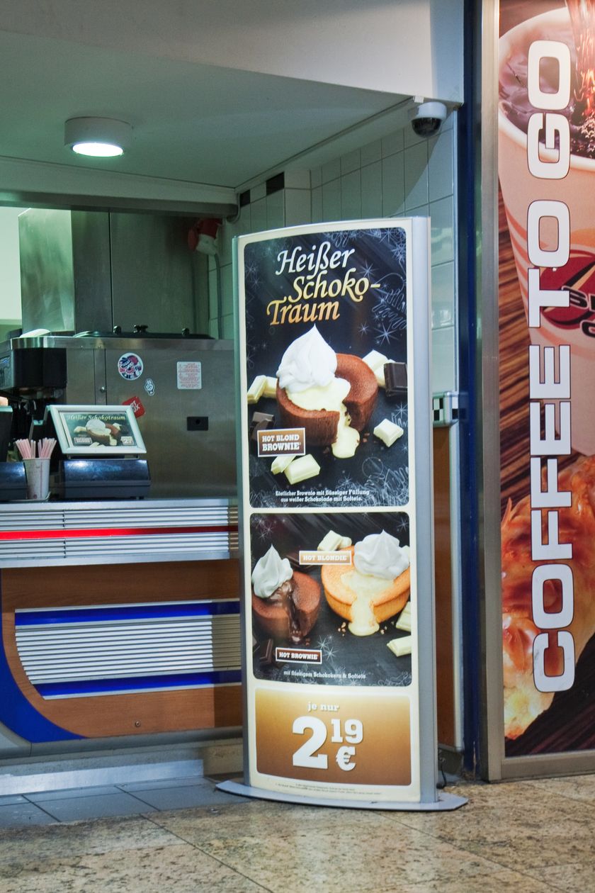 Tótem publicitario con luces integradas By STUDIO T