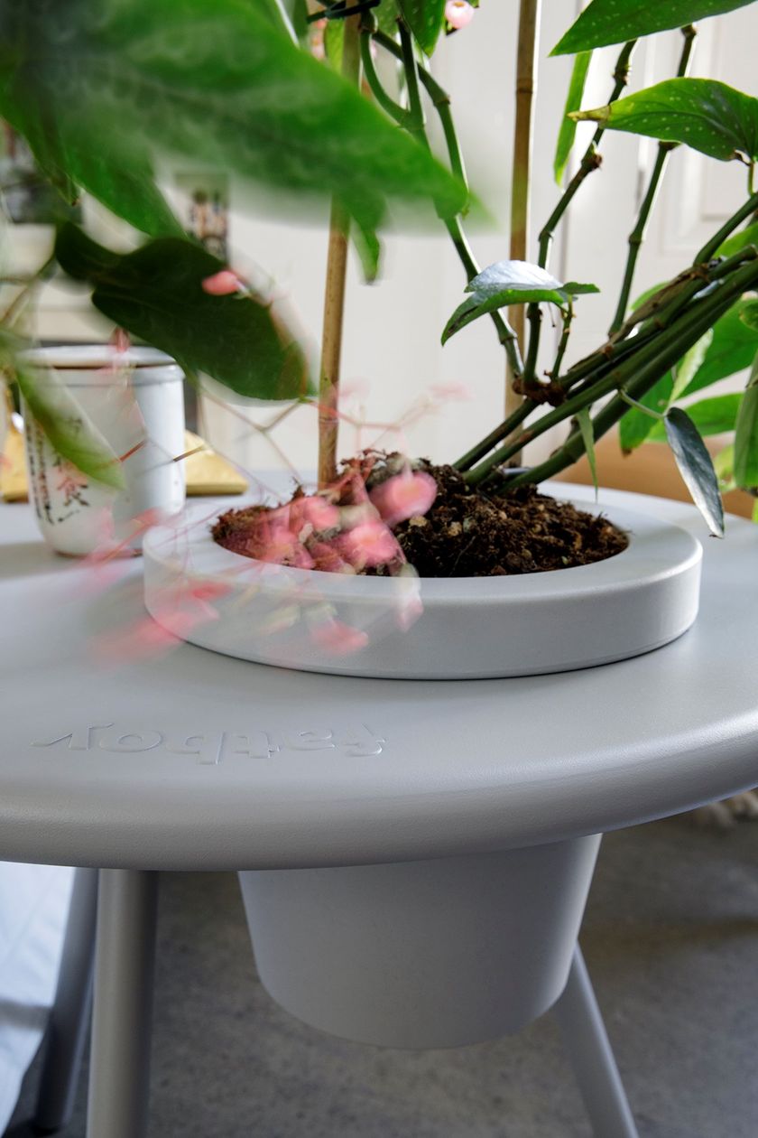Round steel garden side table with flowerpot BAKKES By Fatboy design ...