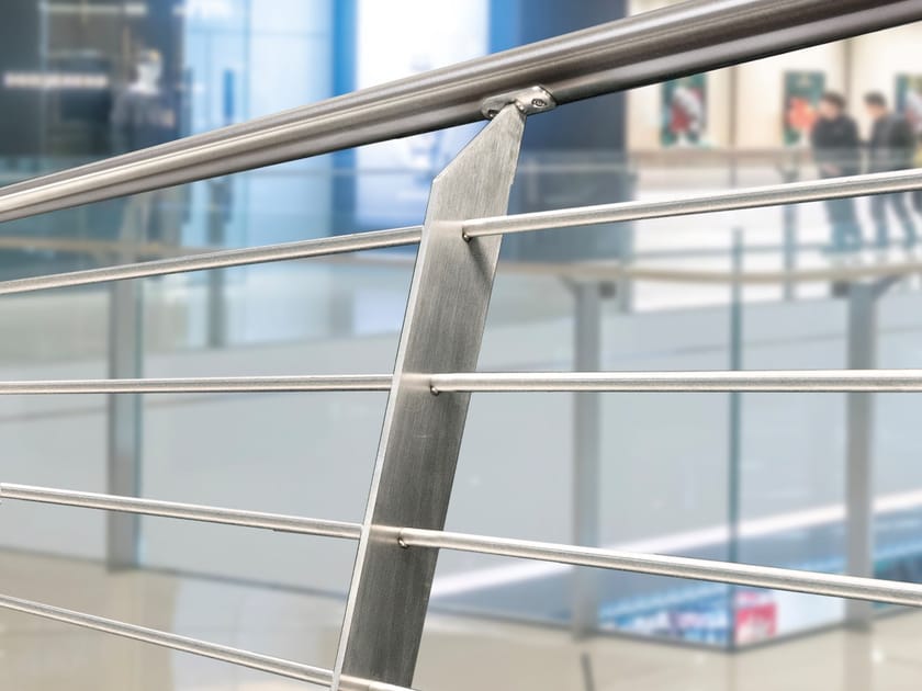 BAR AND GLASS BLADE Parapet By IAM DESIGN