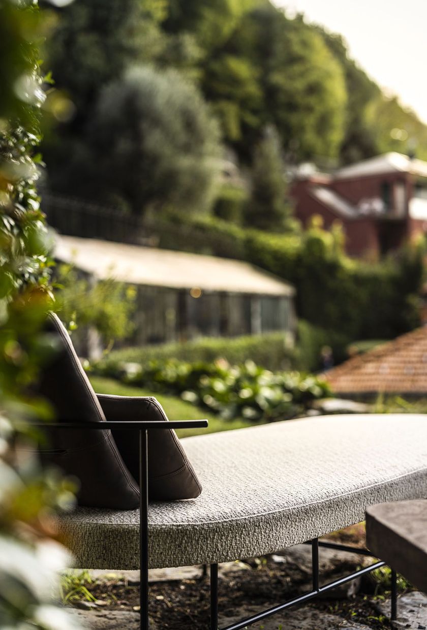 TIA Sun lounger By BAXTER | design Antonino Sciortino