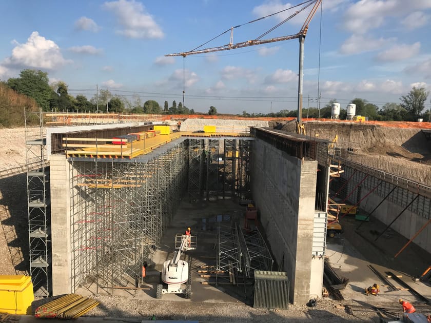 BEARING TOWER Tubular structure and scaffolding By Faresin Formwork