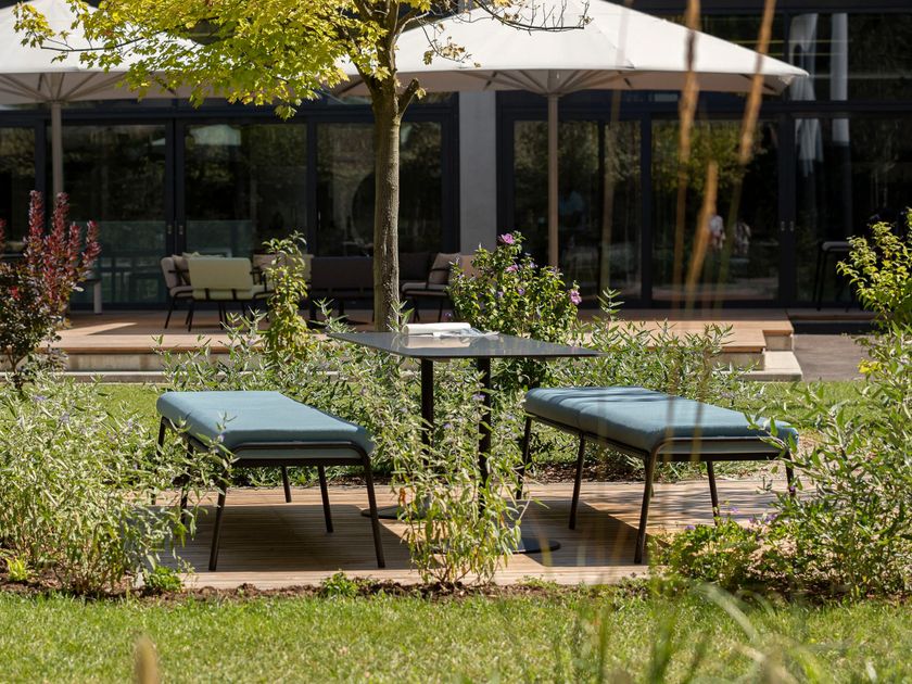 CASUAL OUTDOOR Bench low Panca da giardino By BENE