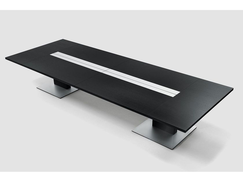 P2 Conference Table de réunion avec passe-câbles By BENE