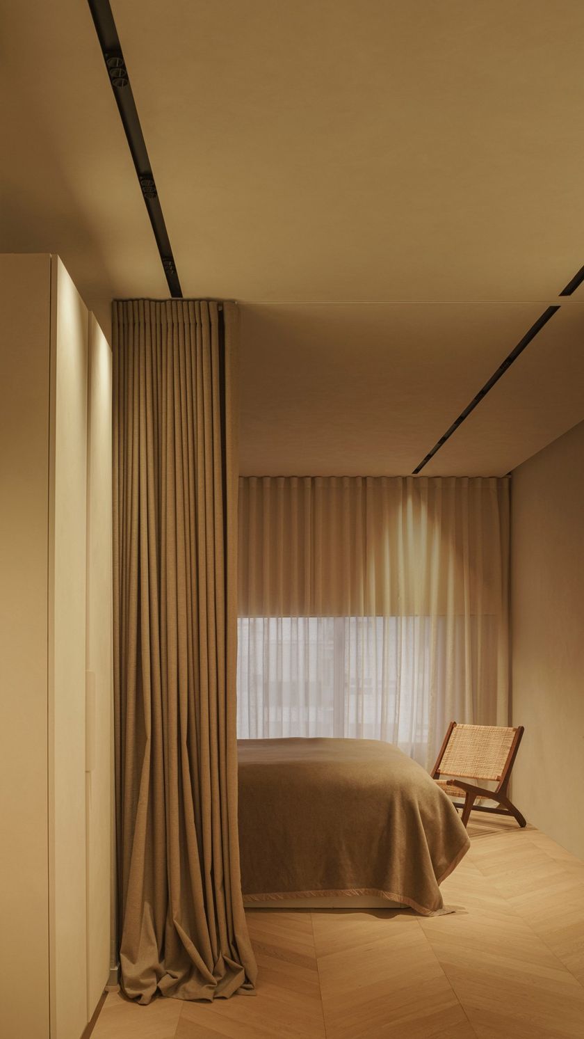 BLACK FOSTER CUSTOM ASYMMETRIC Ceiling mounted aluminium linear ...