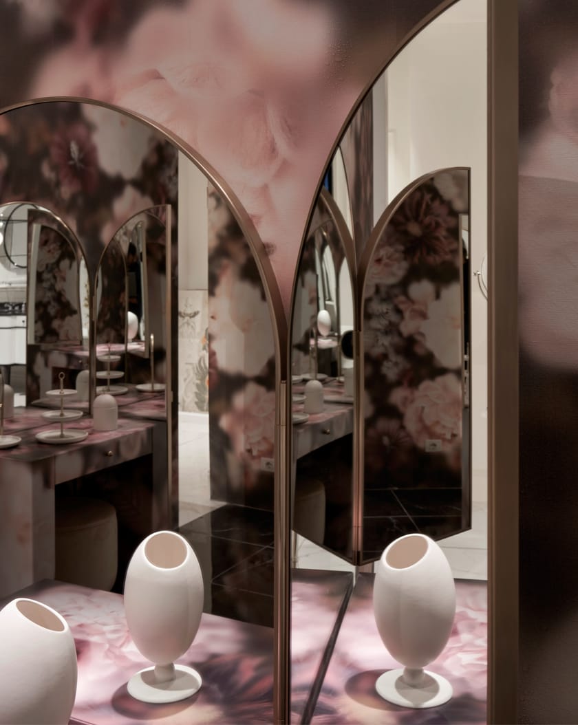 BLOSSOM Freestanding mirror By Devon&Devon | design Marcel Wanders