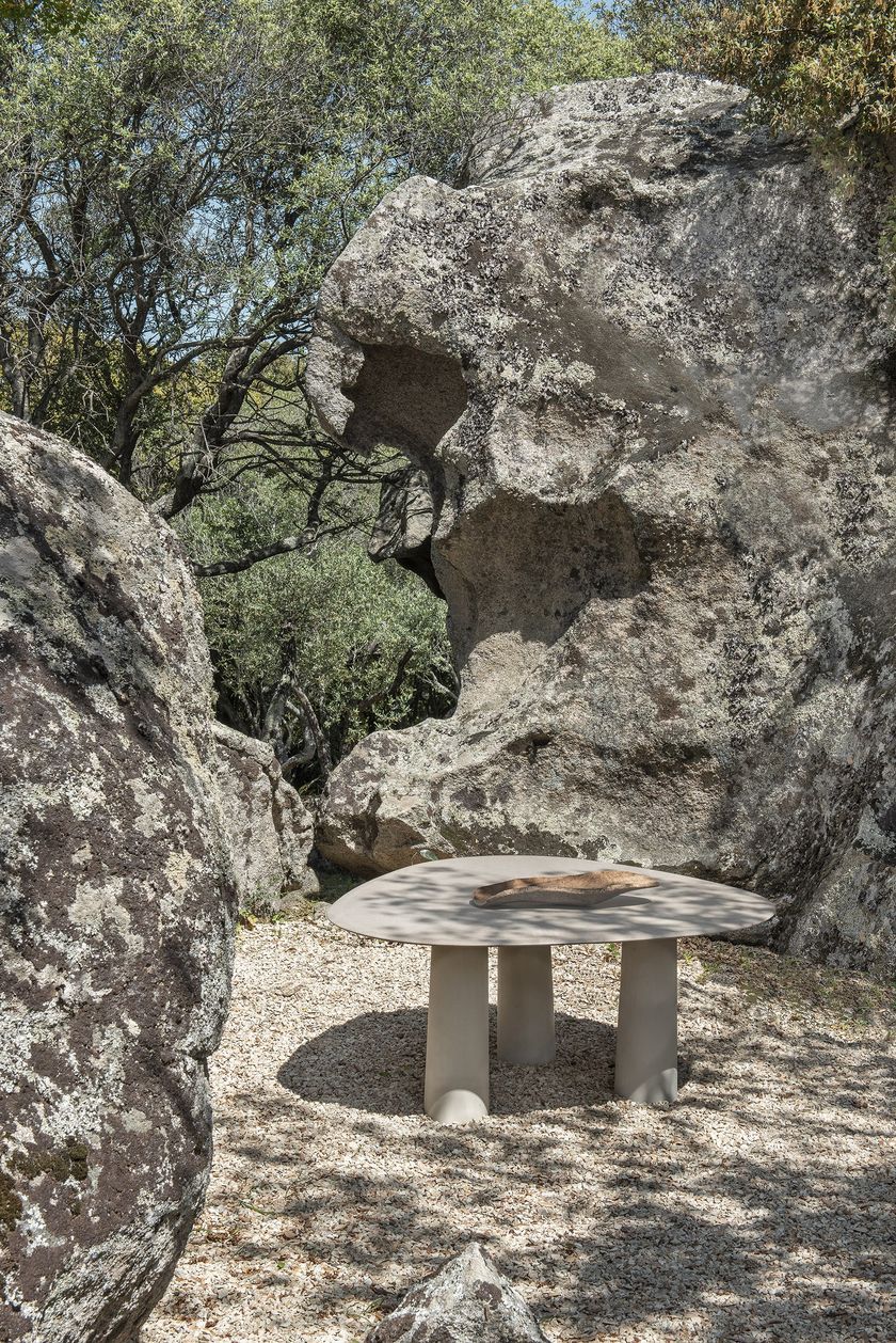 BOLD Cement table By Ethimo