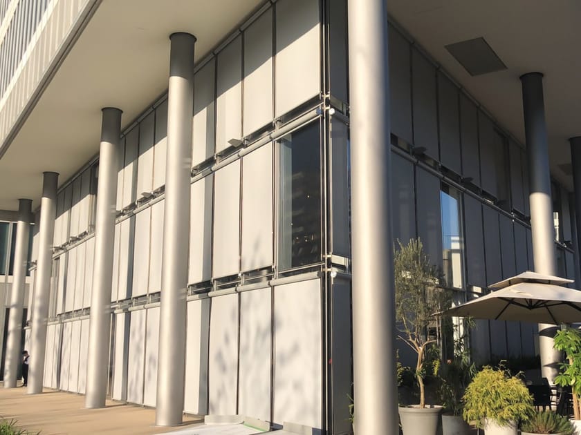 Tenda da sole motorizzata a caduta con guide laterali TENDE DI FACCIATA ...