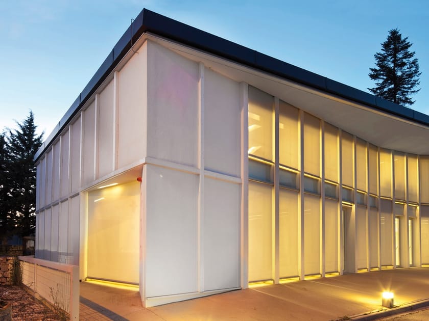 Tenda da sole motorizzata a caduta con guide laterali TENDE DI FACCIATA ...