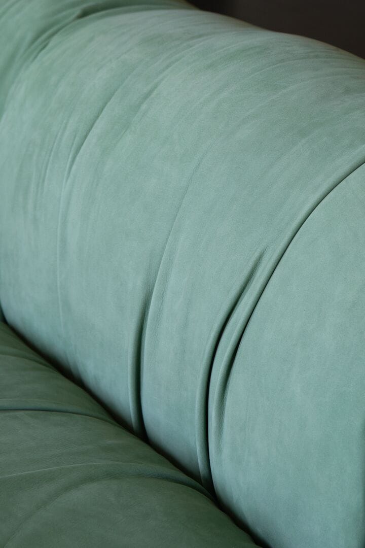 CHICAGO Straight leather sofa By Baxter | design Paola Navone