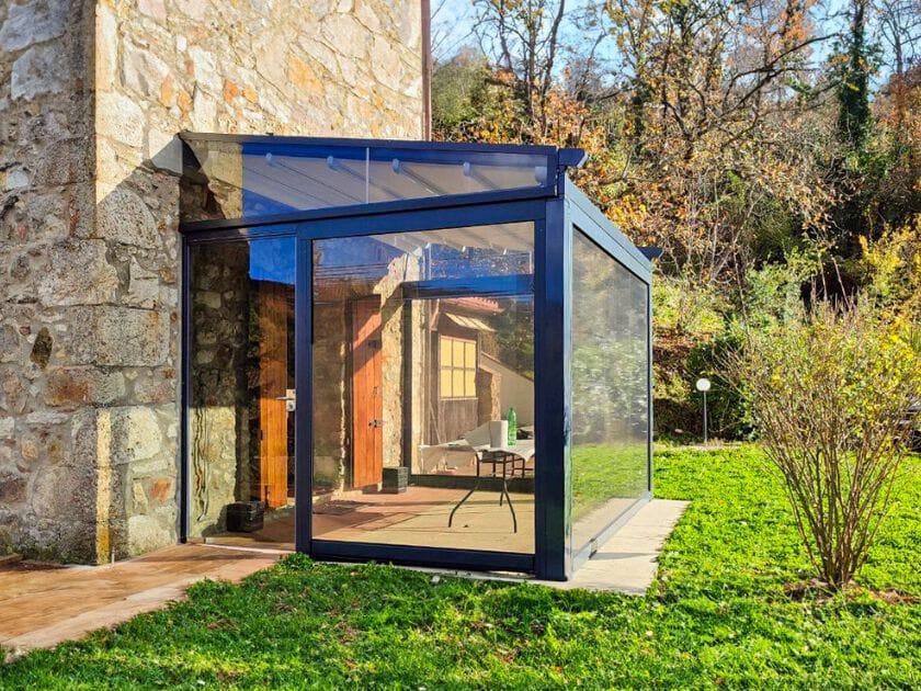 DILETTA KOMFORT Pergotenda addossata in alluminio e PVC By Belle Pergole