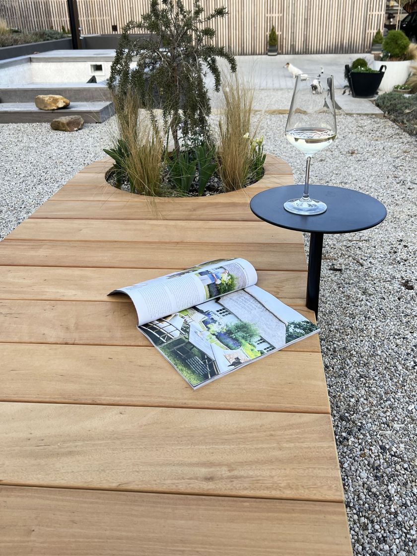 GRAND STEEL Concrete bench with integrated planter By Betoni