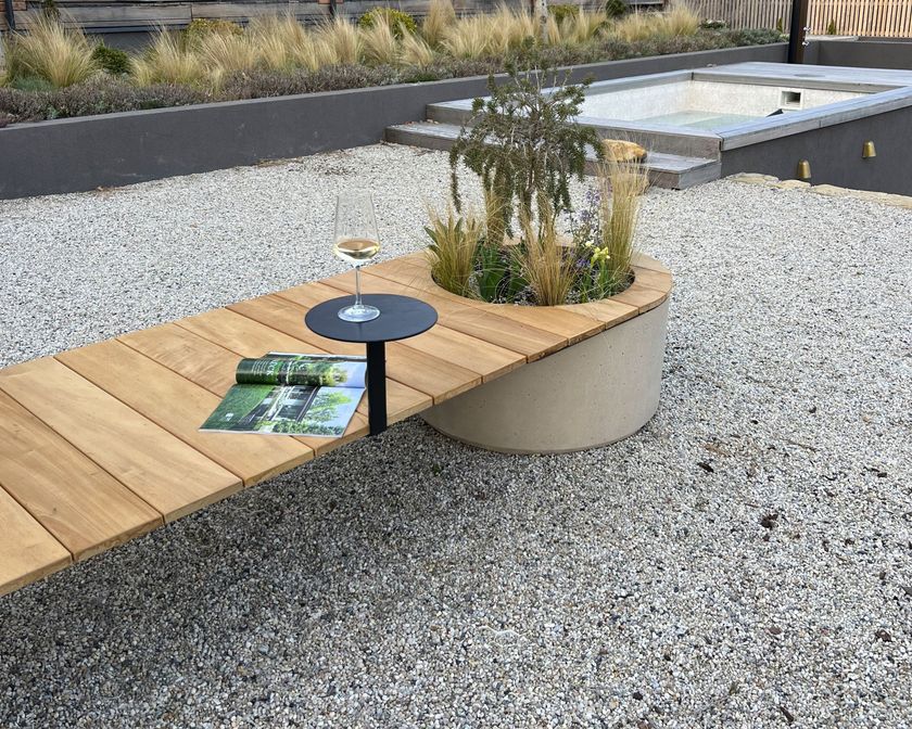 GRAND STEEL Concrete bench with integrated planter By Betoni