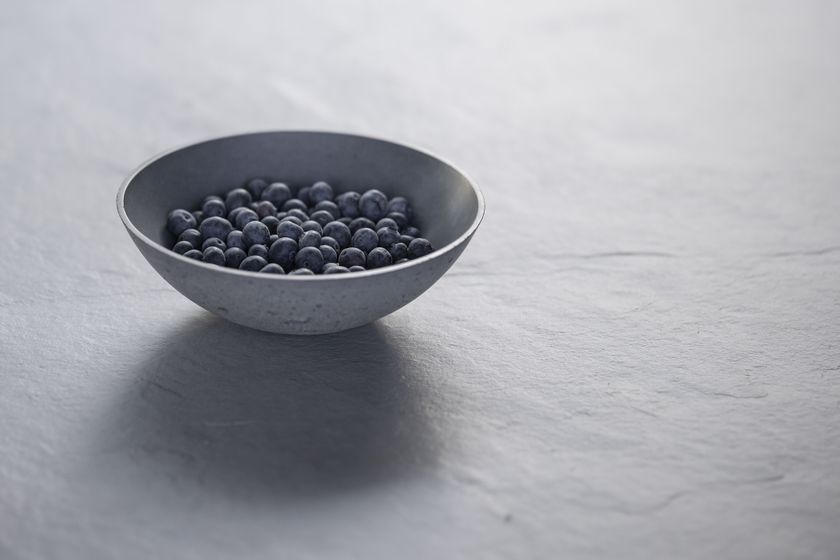 LEVIT M Round concrete garden table By Betoni