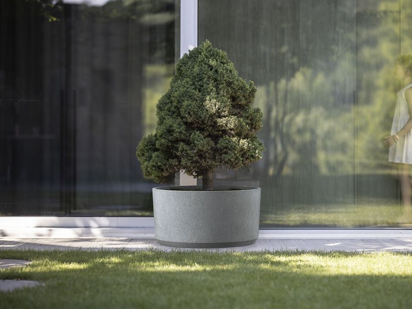 SIMPLE GRAND Garden vase By Betoni