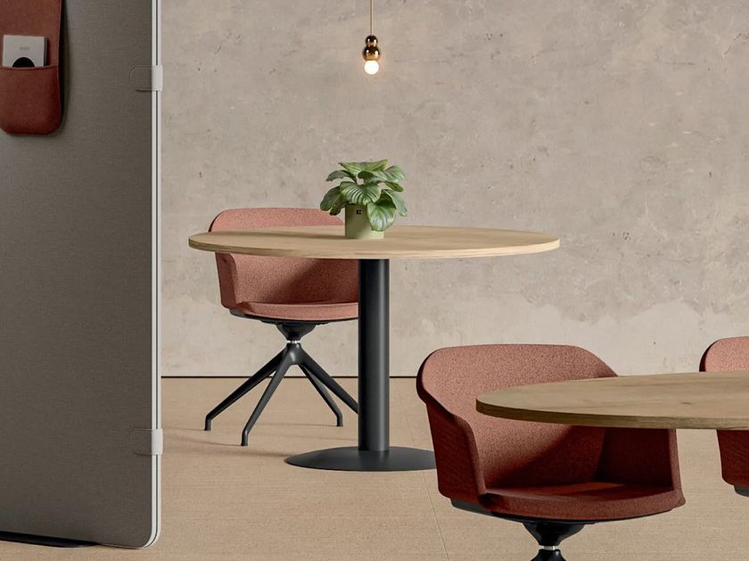 GATE Round wooden meeting table By Bralco