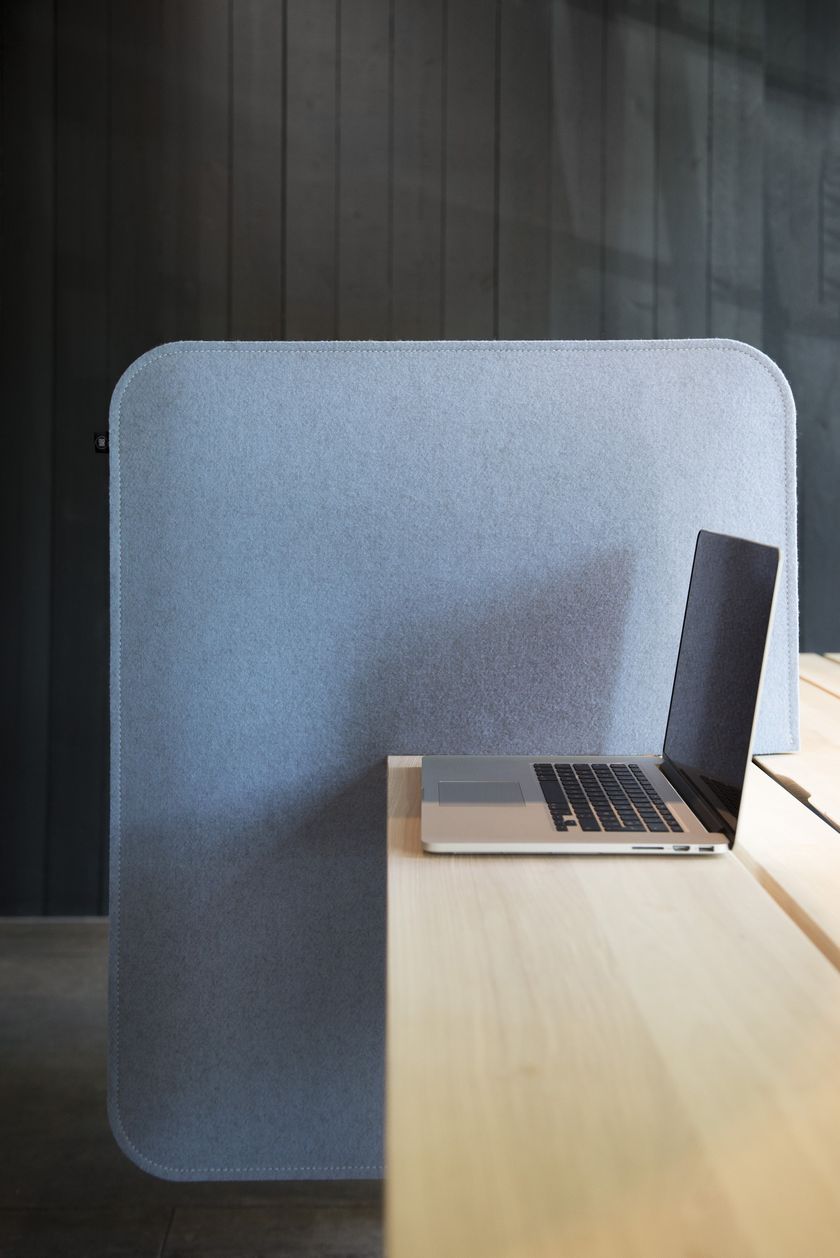 Acoustic desk divider screen BuzziDesk Split By BuzziSpace