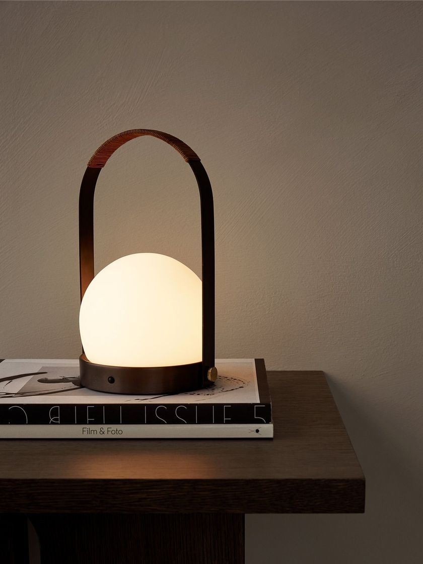 CARRIE TABLE LAMP Lámpara de mesa LED con carga USB con dimmer By MENU ...