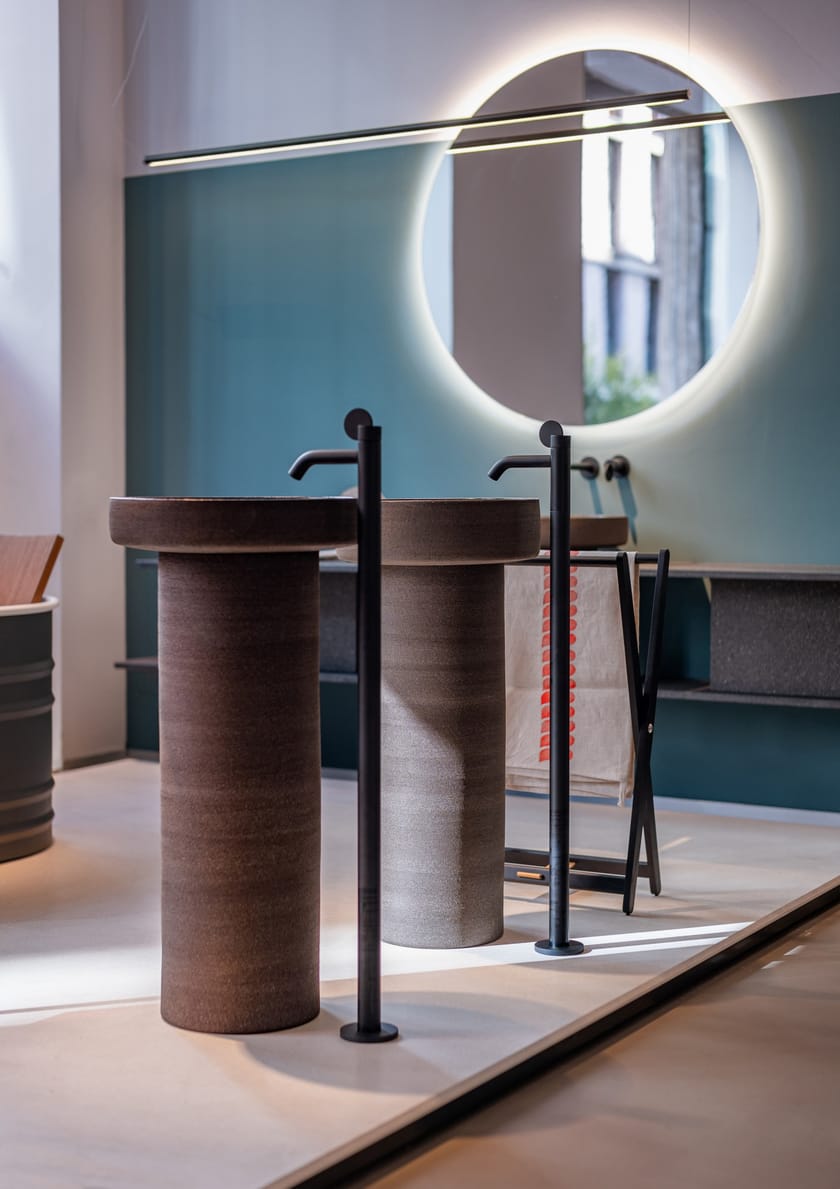 CENOTE A COLONNA Freestanding round clay washbasin By Agape | design ...