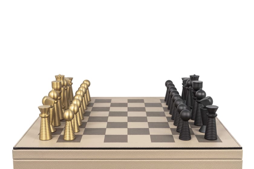 CHESS Table-top game in walnut and leather By Pinetti