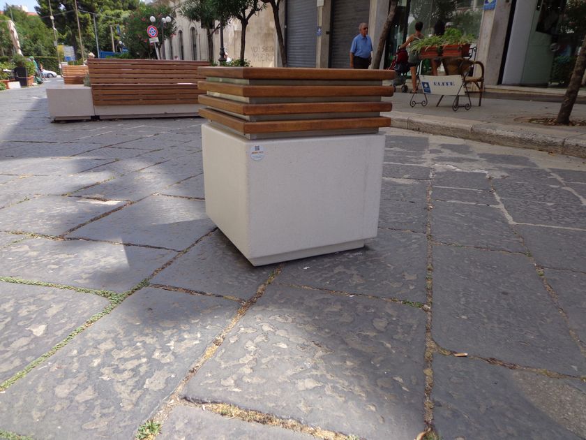 Outdoor reconstructed stone litter bin CHIMNEY By Manufatti Viscio