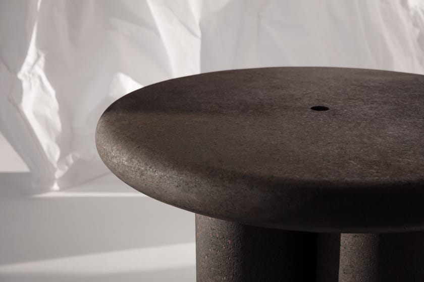 CORK Round cork dining table By Tom Dixon | design Tom Dixon