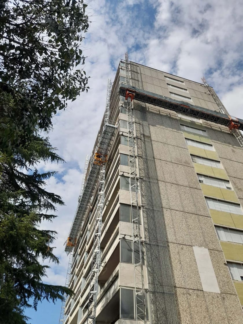 COSMOS Self-raising and electric scaffolding By Pilosio