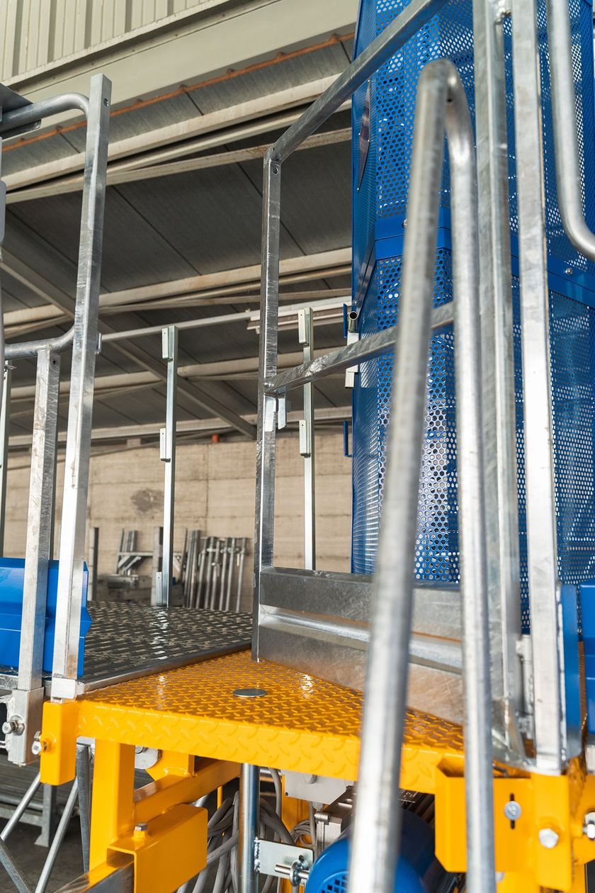 COSMOS Self-raising and electric scaffolding By Pilosio