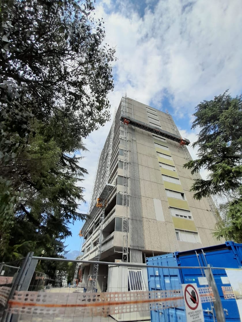 COSMOS Self-raising and electric scaffolding By Pilosio