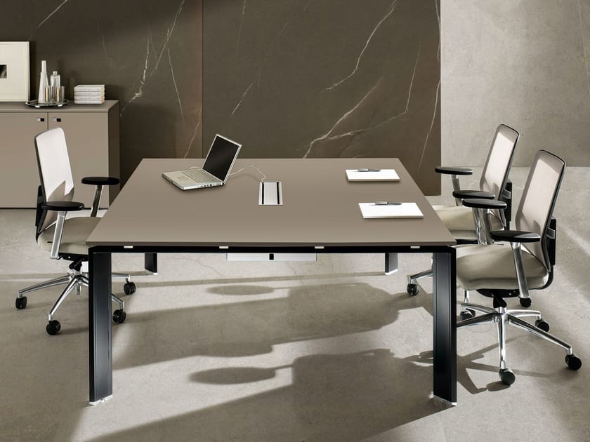 COWORK Square meeting table By IFT Office