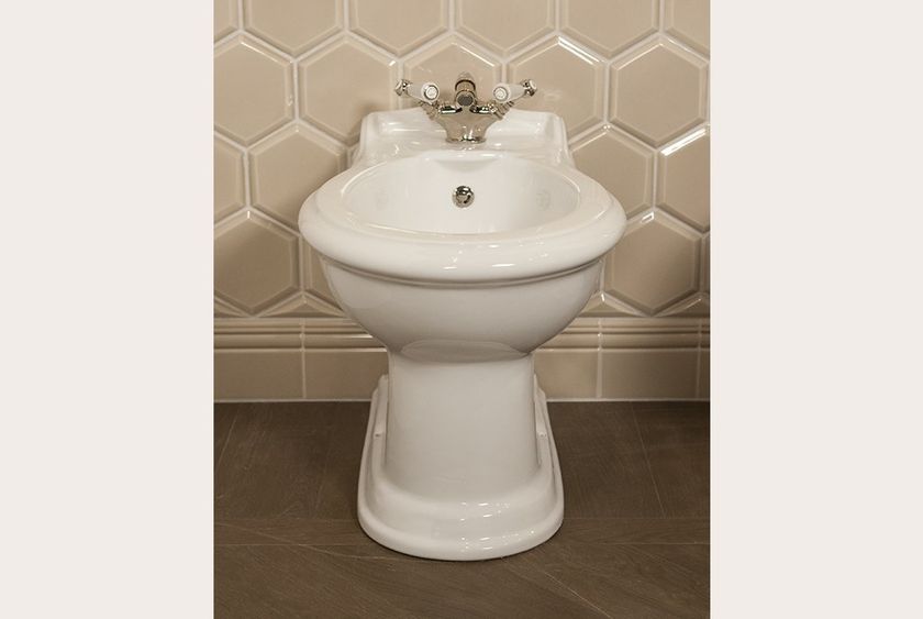 CROWN Floor mounted ceramic bidet with overflow By Park Avenue