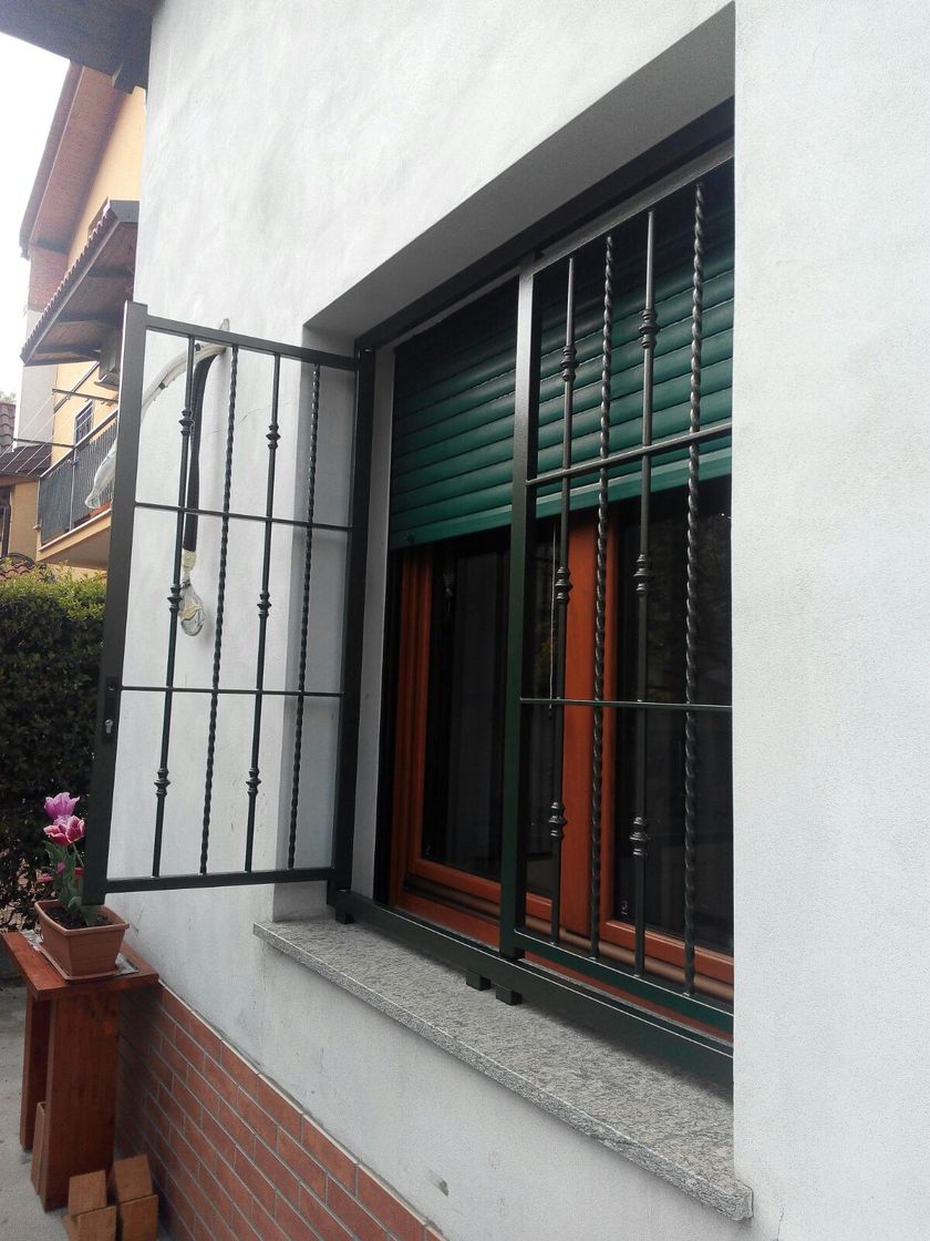 Hinged security bars for windows Grille de sécurité en fer By Centro ...