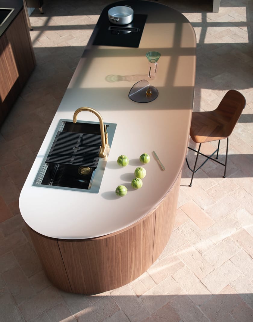 TANGRAM WITH ‘L’ GRIP EDGE Wooden fitted kitchen with island By Cesar